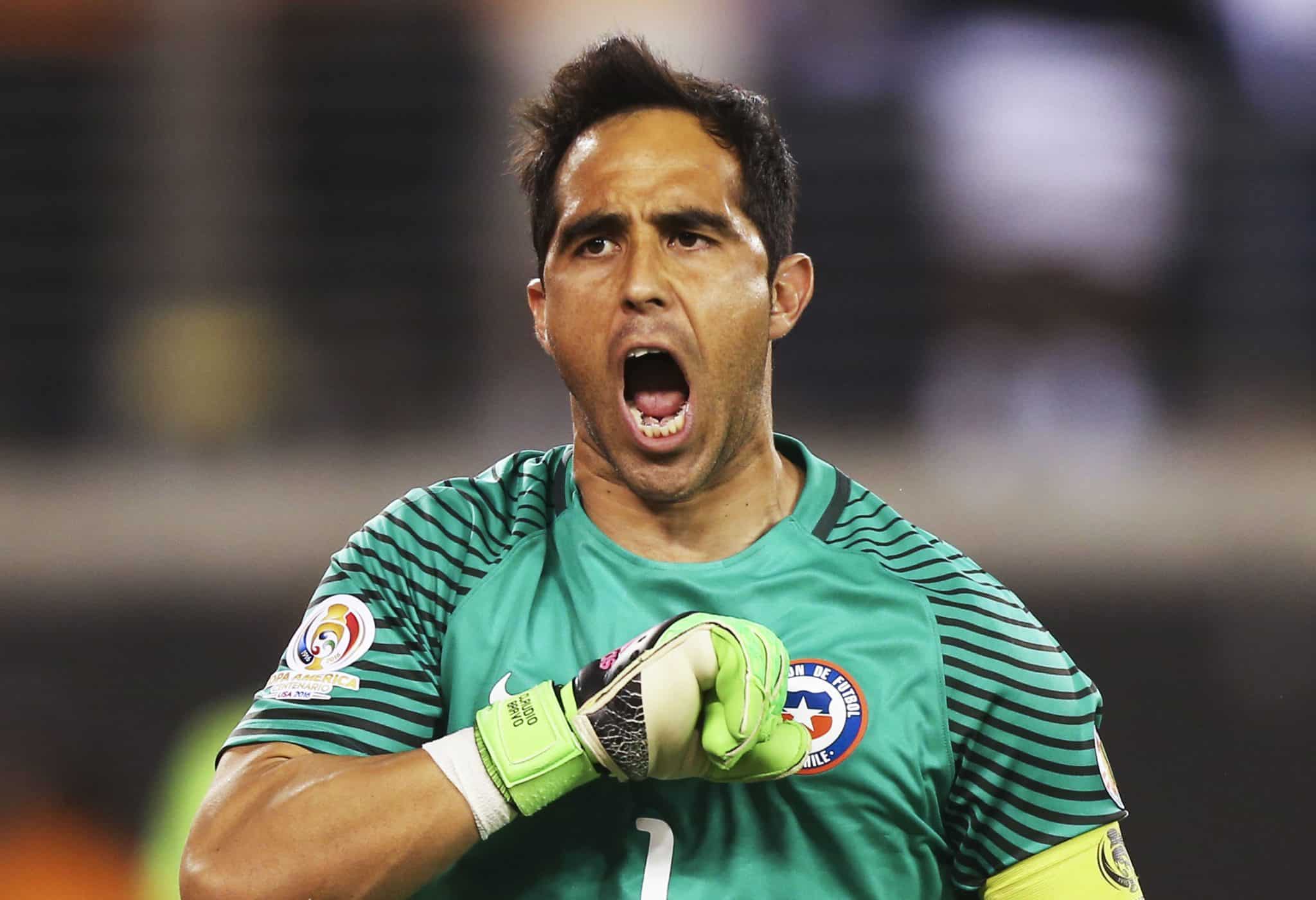 Claudio Bravo: Más que un arquero, un ícono de la Copa América - Balón ...
