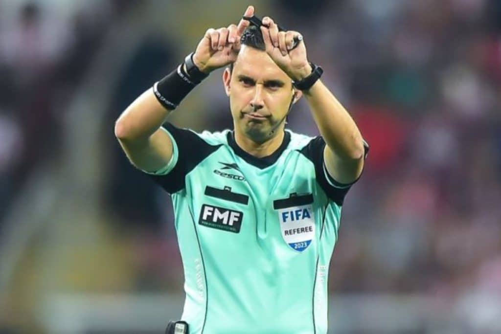 Quién es César Ramos, el árbitro del Uruguay vs Colombia por la ...